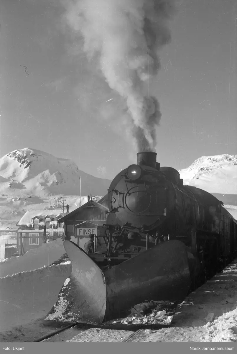 Damplokomotivet type 31b foran østgående tog på Finse stasjon - Norsk ...