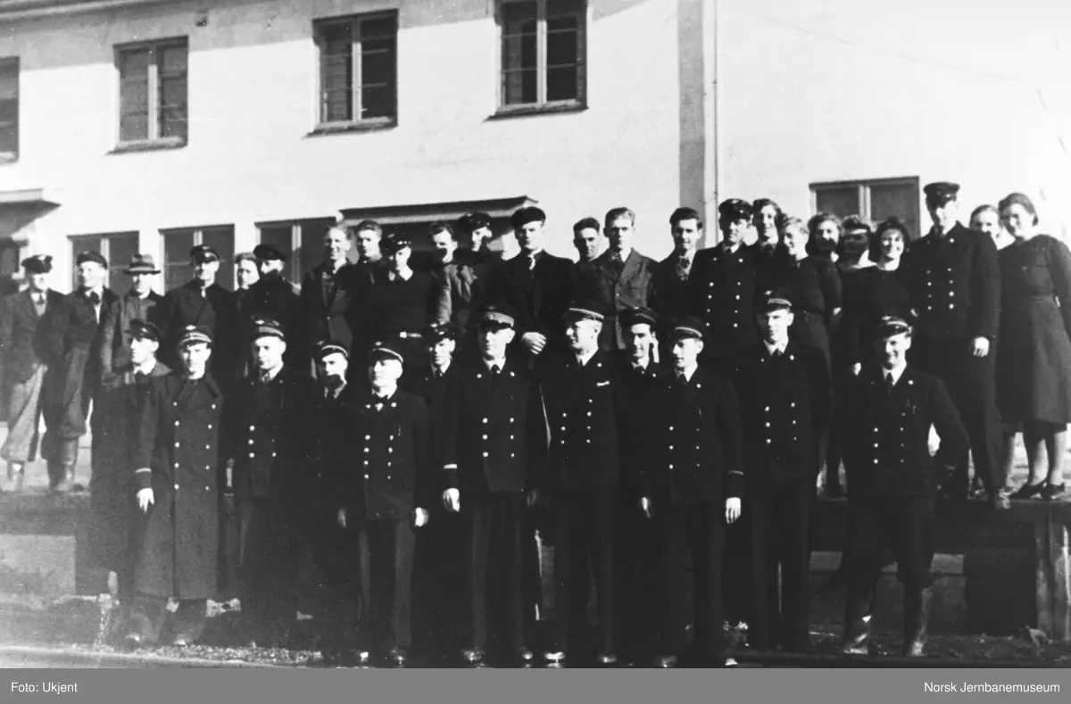 Personalet ved Mo i Rana stasjon våren 1944 (bilde 1 av 2) - Norsk ...