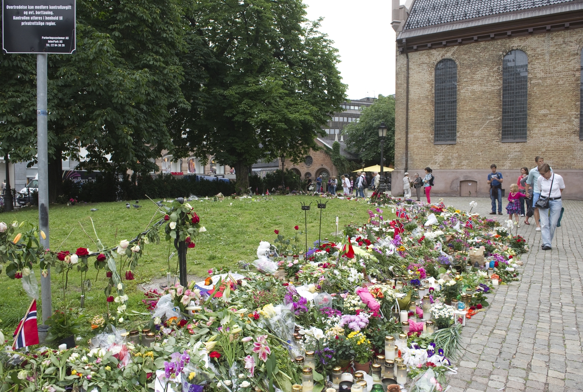"Sorg i det offentlige rom". Blomster, lys og hilsener ved Oslo ...