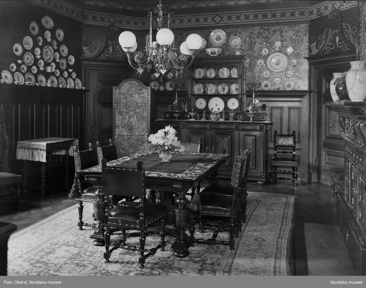 Matsalsinteriör från tiden kring sekelskiftet 1900. Tidstypisk ...