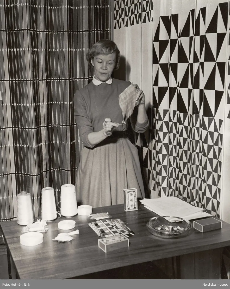 Astrid Sampe bränntestar glastyg på Nordiska Kompaniets textilkammare i ...