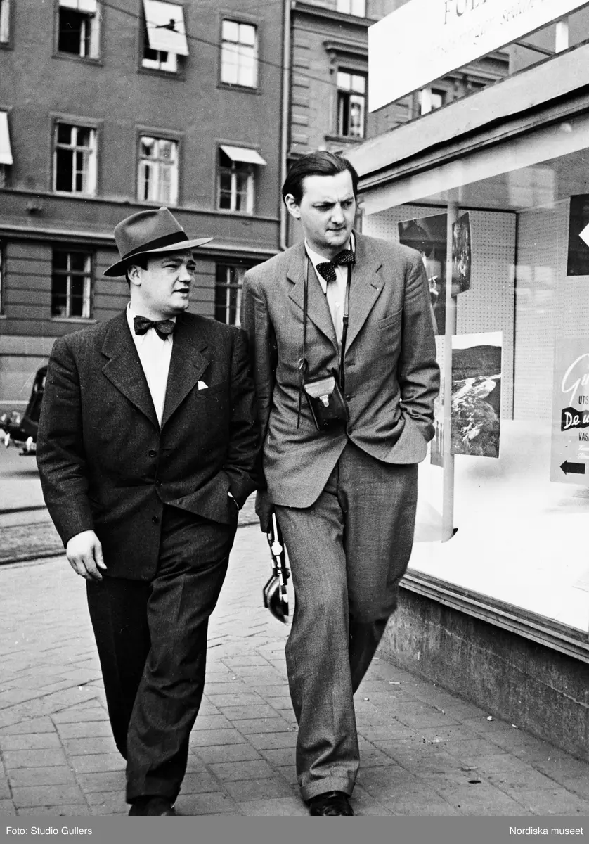 Författaren Stieg Trenter och fotografen KW Gullers på en gata i ...