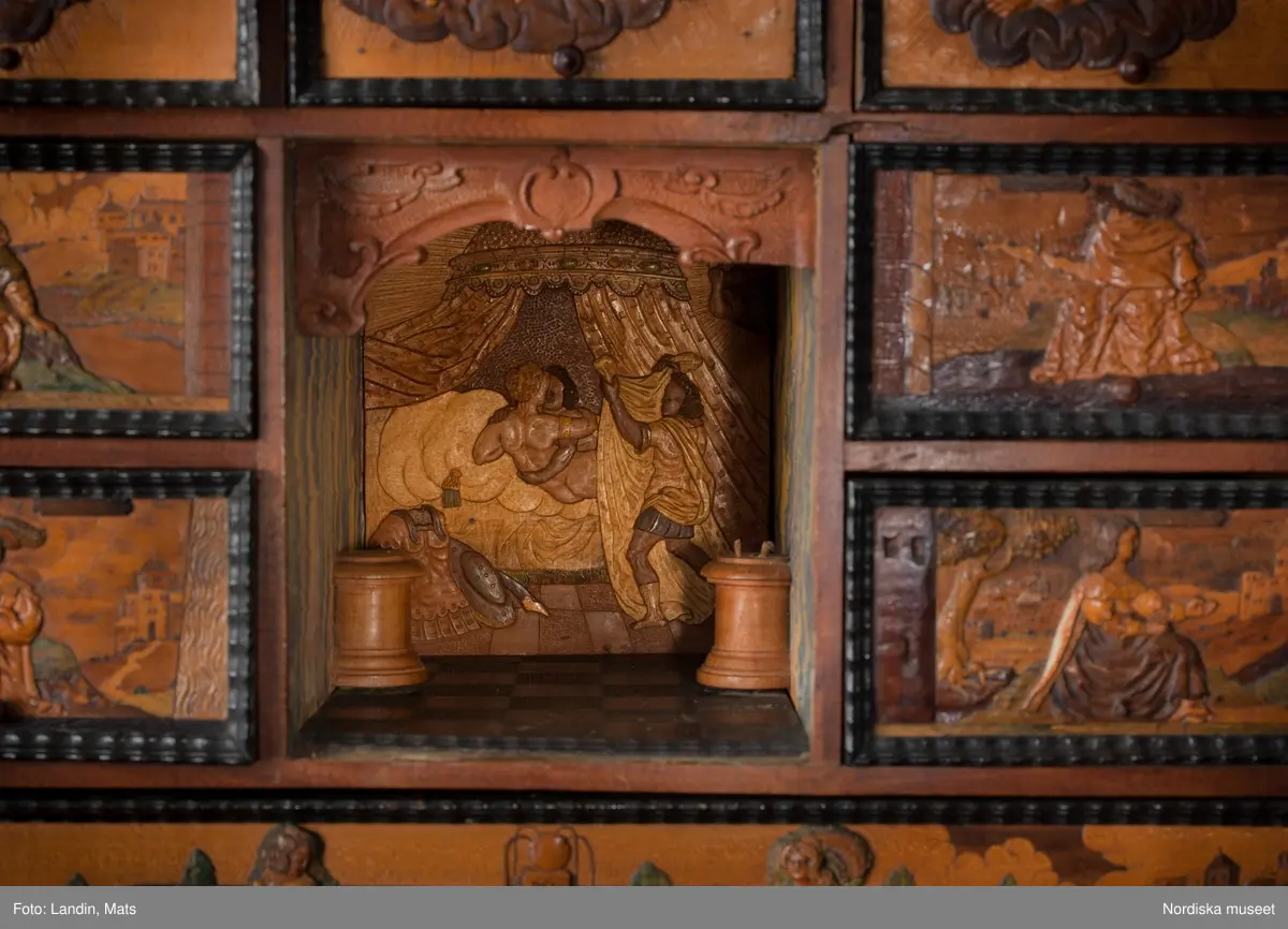 Skåp, kabinettskåp, trä; två dörrar; blindträ furu, fanér svartbetsat ...