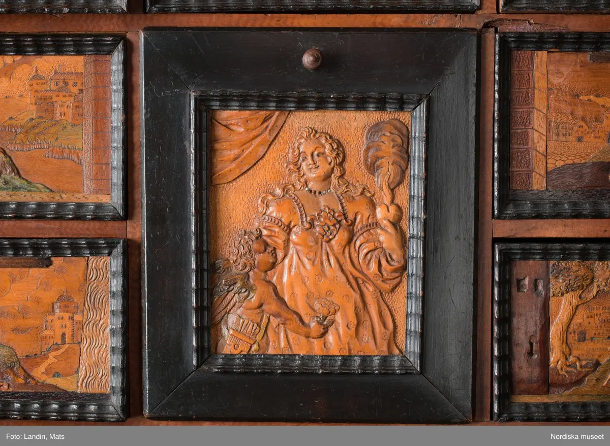 Skåp, kabinettskåp, trä; två dörrar; blindträ furu, fanér svartbetsat ...