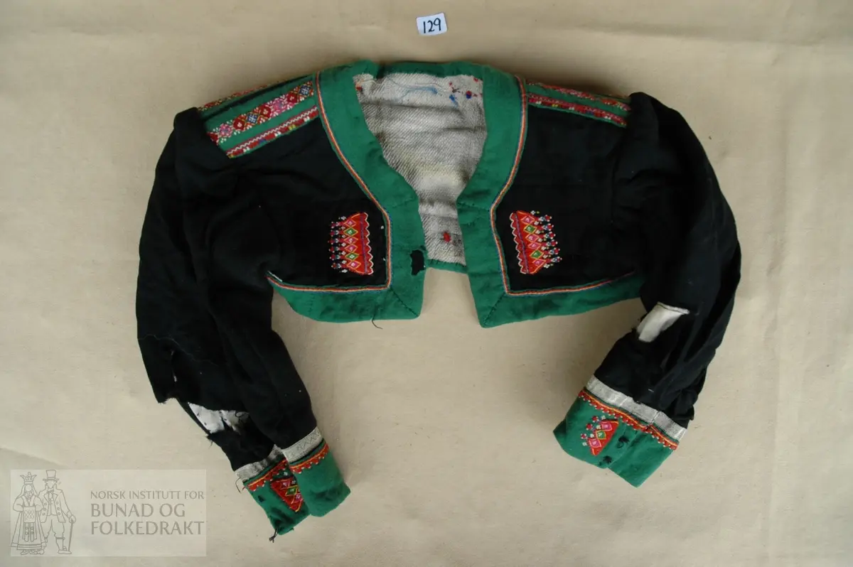 Trøye - Norsk institutt for bunad og folkedrakt / DigitaltMuseum