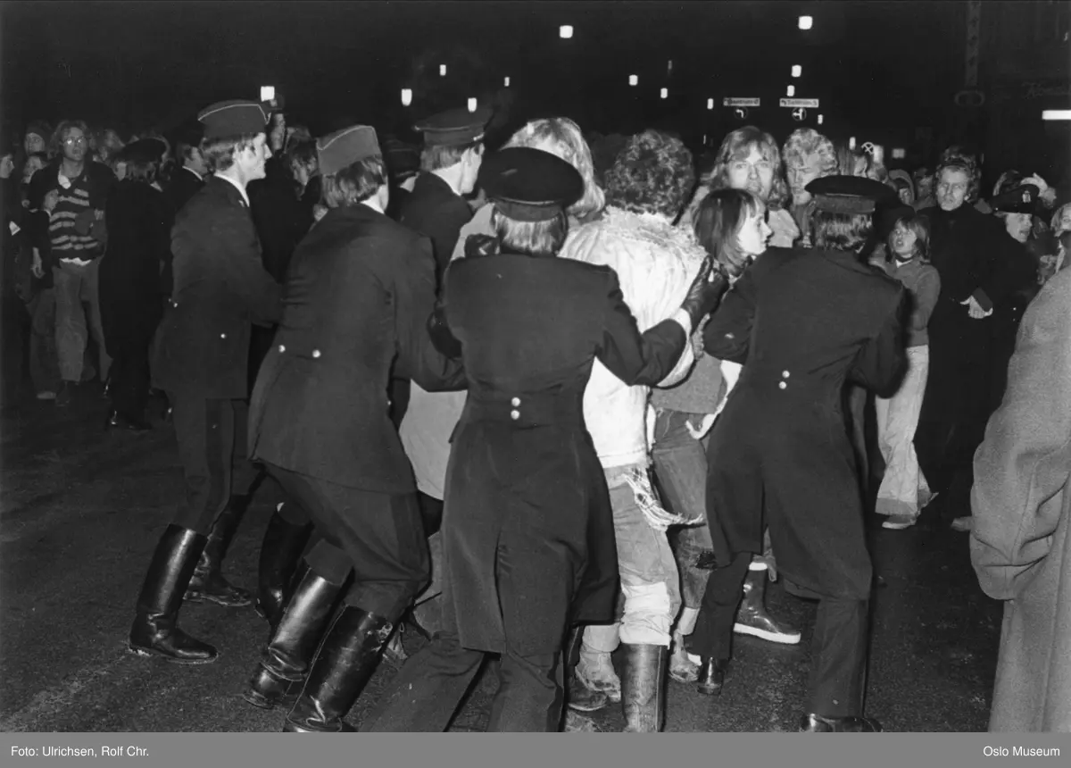 demonstrasjon mot riving av Hammersborg skole, demonstranter, politi ...