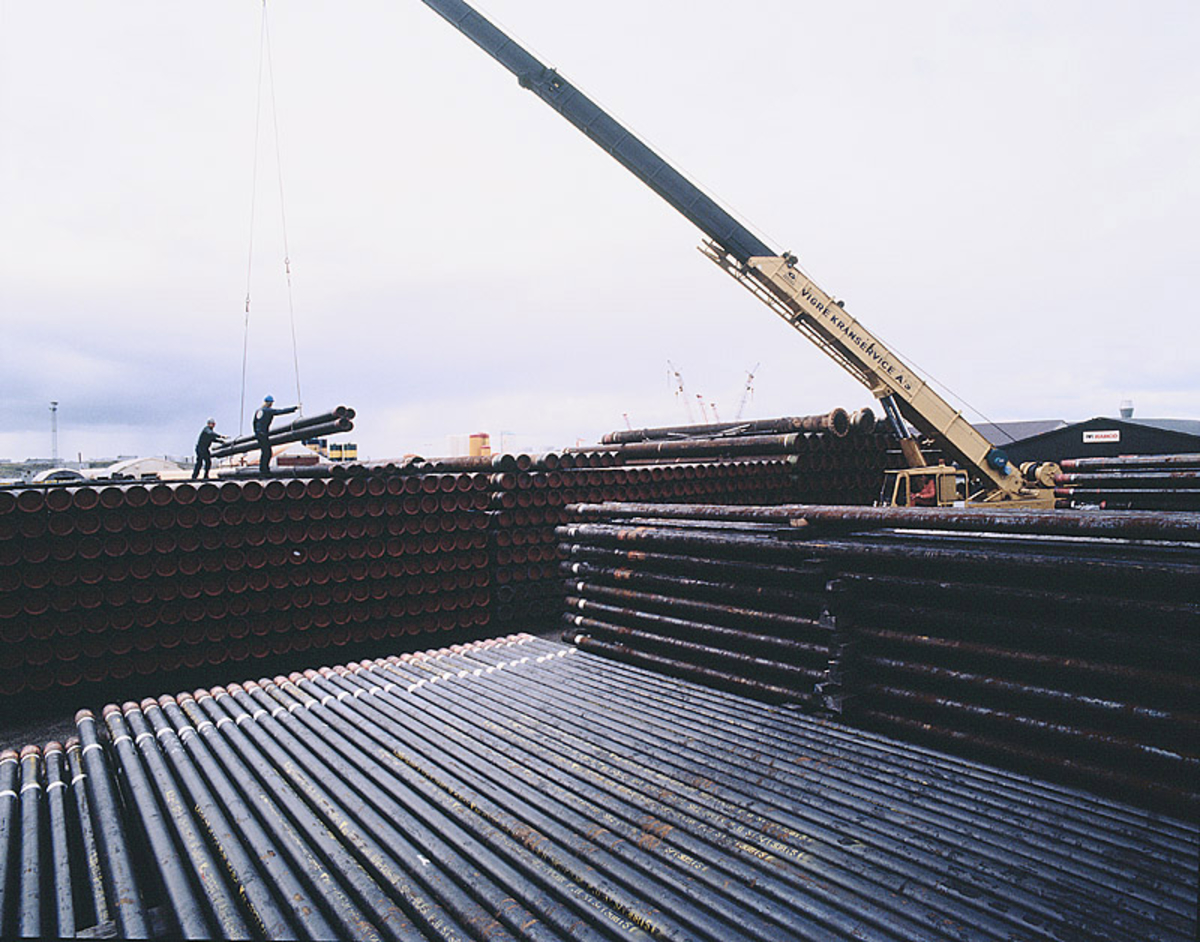 Et stort lager med rør på Phillips Petroleums base i Tananger. - Norsk ...