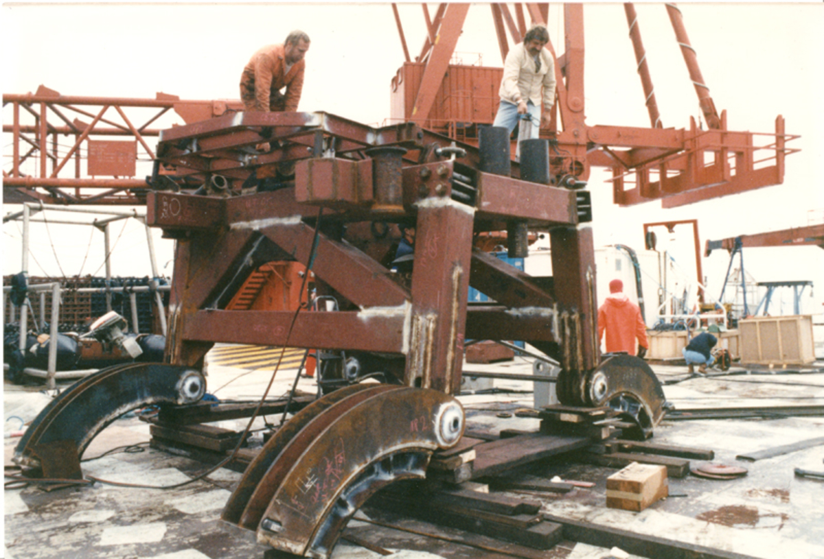 "Safe Regalia". Dykkerne skulle reparere skadene som ble påført Oseberg ...