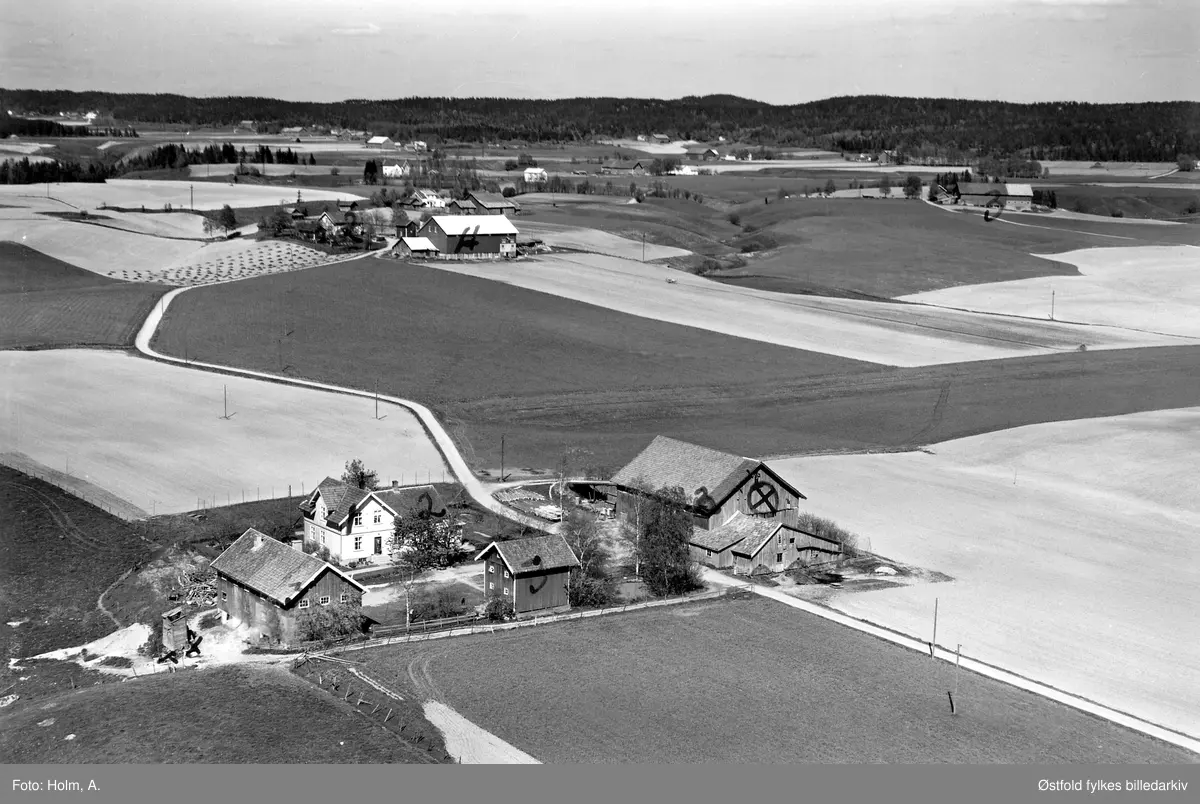 Gården Løkke i Eidsberg, flyfoto fra 27. mai 1957. - Østfold fylkes ...