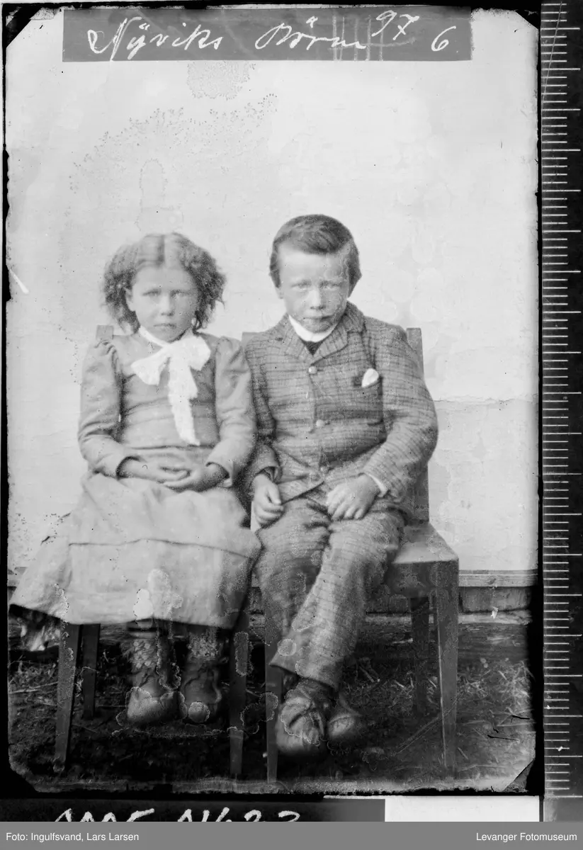 Portrett av sittende jente og gutt i helfigur. - Levanger Fotomuseum ...