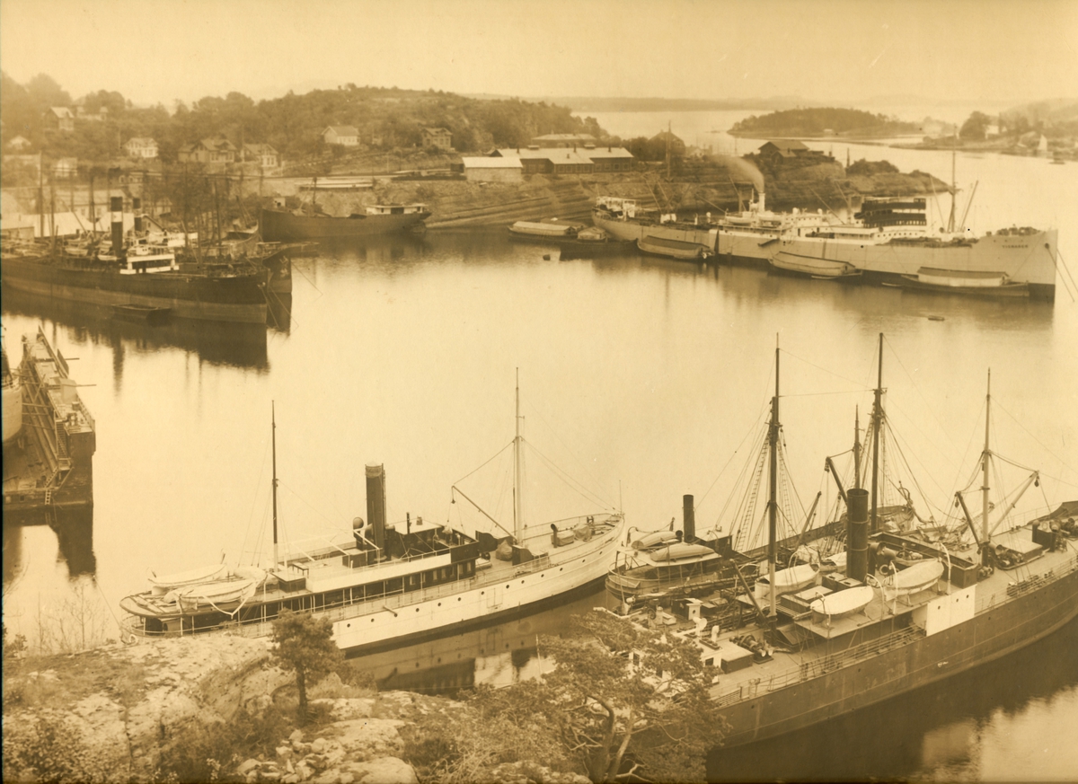 Trosvik Verksted, Brevik. Stathelle og Croftholmen i bakgrunnen ...