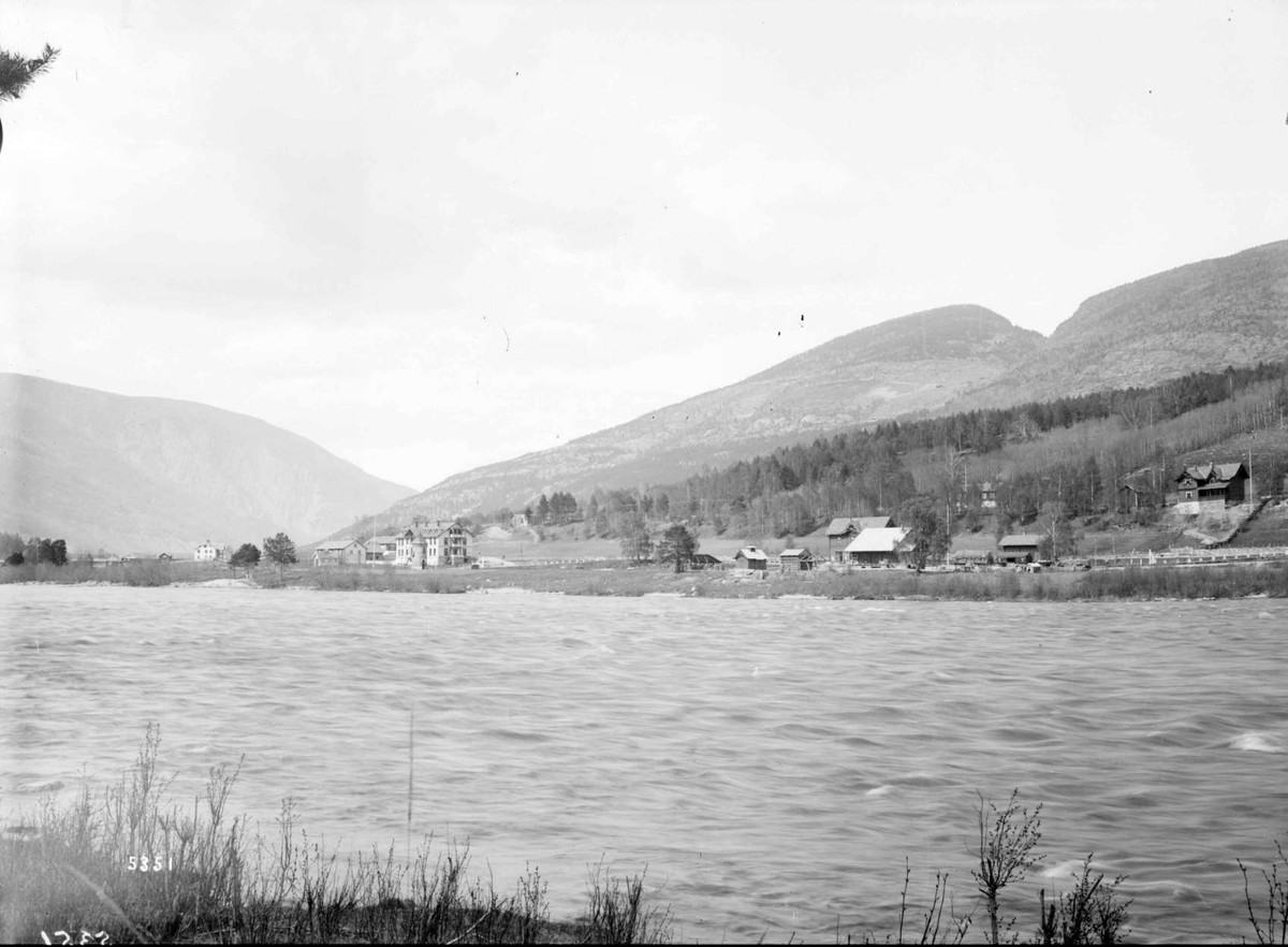 Kort: 6/6 - 1900. Utsigt fra Odden over Vinstra. Elv, bebygelse ...