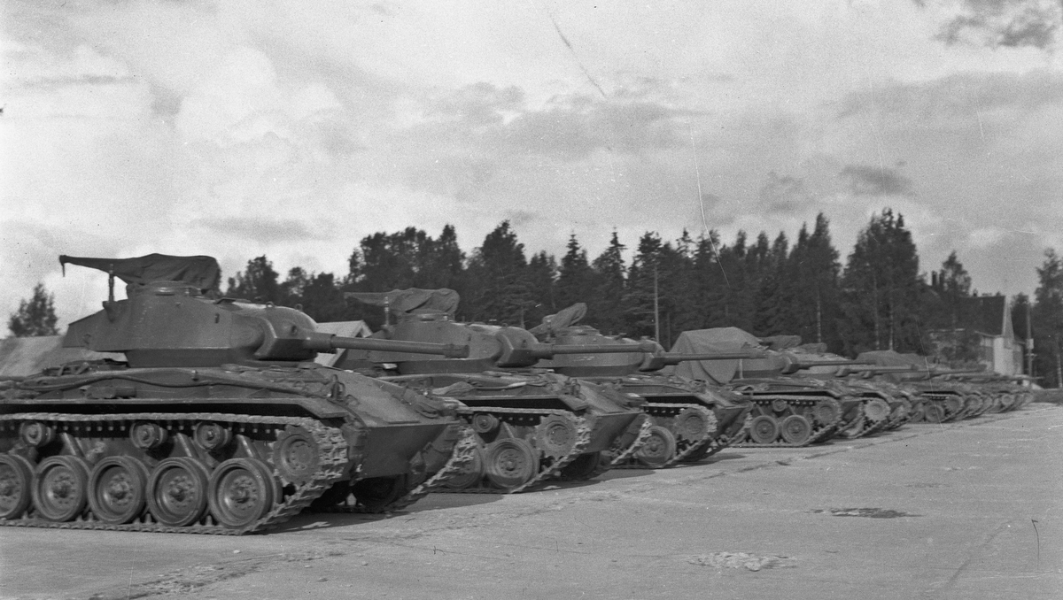 M24 Chaffee stridsvogner oppstilt på «betongen» i Trandum leir. Skjold ...