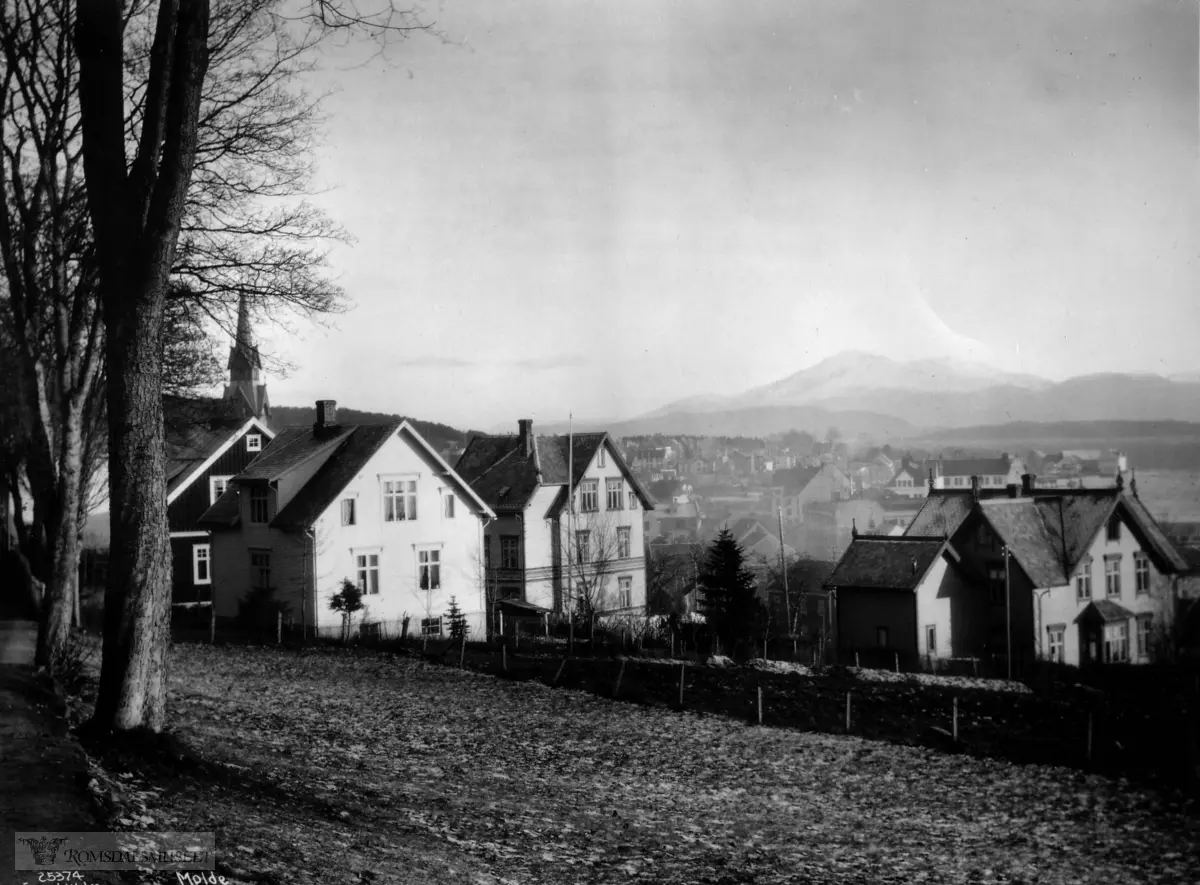 Molde by sett fra vest., Fra nåverende parkveien mot Sandvegen, nederst ...