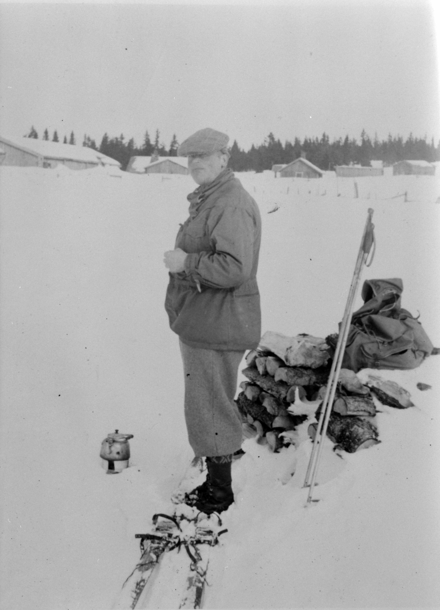 Karl Baardseth, flytta til fjells 1945-46 og bodde i ei lita koie på ...