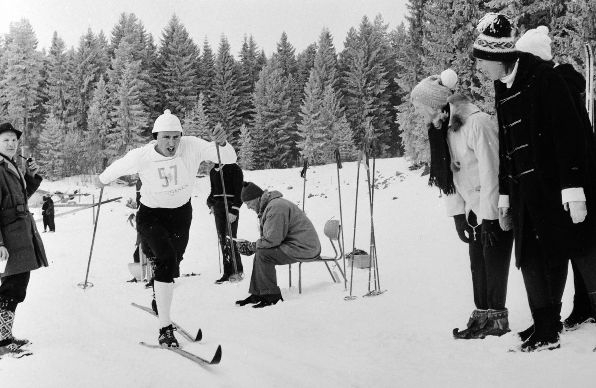 NM på ski, 1964, Ole Ellefsæter med nummer 57 på Alhaugjordene, 50 km ...