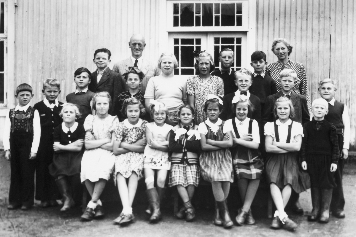 Elever og lærere ved Øksenset skole 1951. Første rekke fra venstre er ...