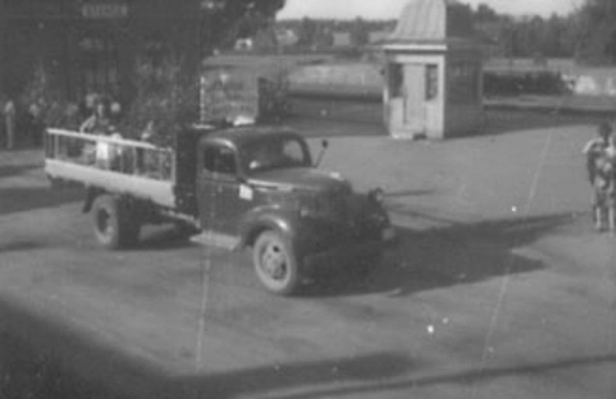 STANGEDAG, LASTEBIL MED PLAKAT: "STANGE BARNEHAGE ÅPNET I DAG", VED ...