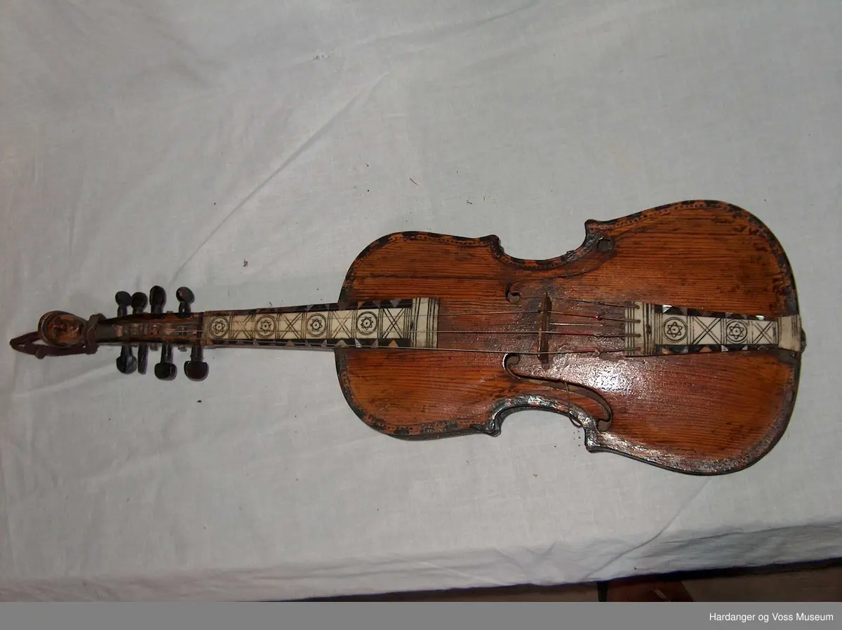 Hardingfele - Hardanger og Voss Museum / DigitaltMuseum