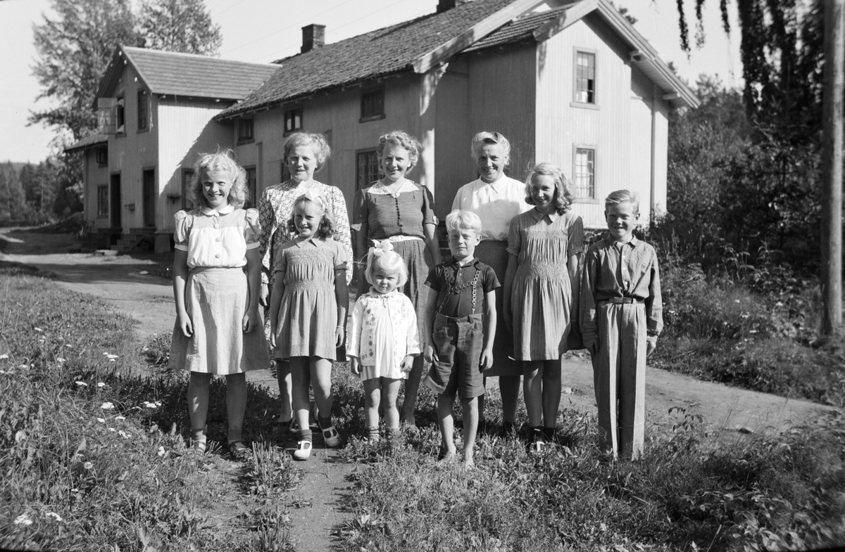 Eksteriør, hus. Ukjent familie. Boligen tilhørte Moelven Cellulose ...