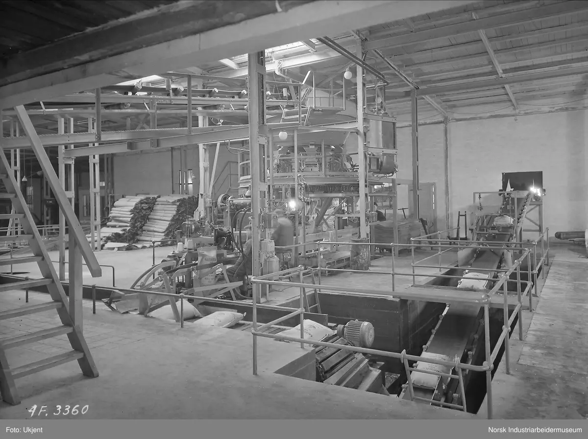 Rundpakkemaskin og transport til lager. - Norsk Industriarbeidermuseum ...