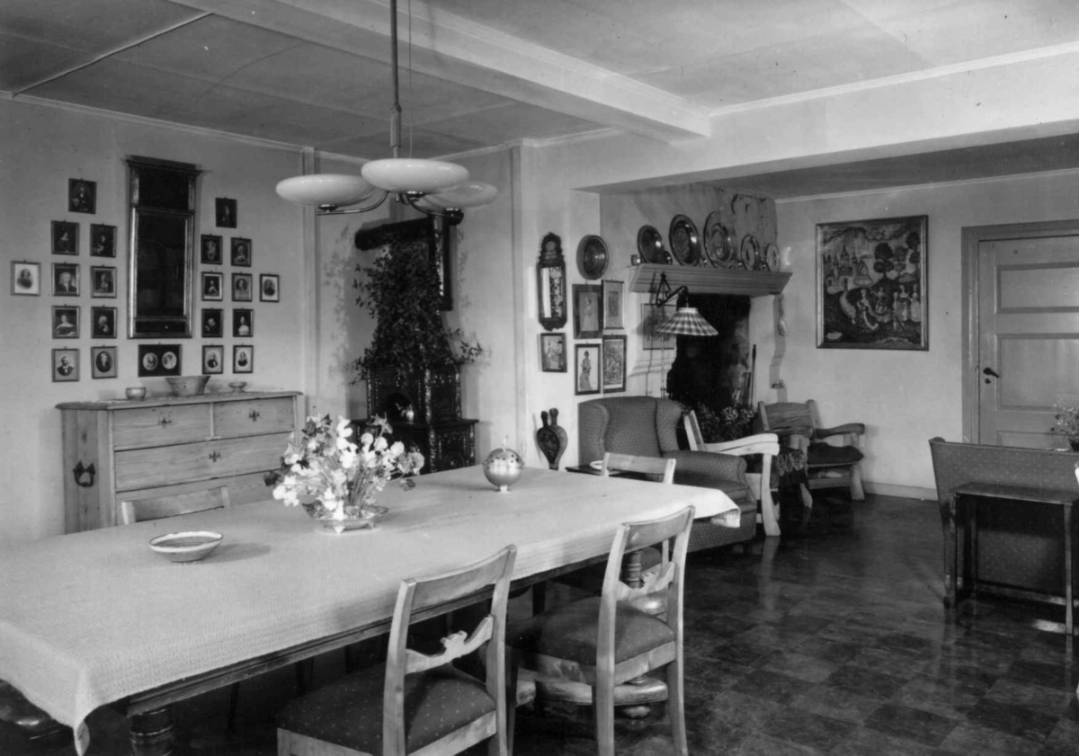 Nordre Såstad, Stange, Hedmark. Interiør, spisestuen med den gamle grue ...